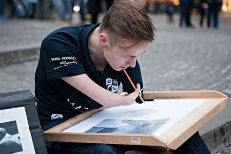 Artist Born Without Arms Defies Odds Skillfully Creates Realistic