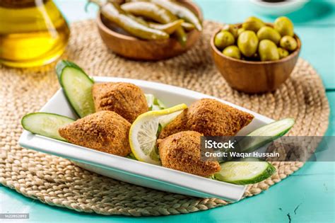 레몬 조각과 올리브를 곁들인 케바는 중동 음식의 나무 테이블 옆 전망에 고립 된 접시에서 제공됩니다 0명에 대한 스톡 사진 및 기타 이미지 Istock