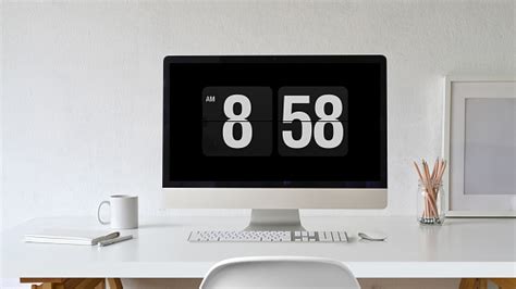 데스크톱 컴퓨터와 창조적 인 작업 공간 흰색 작업 테이블에 빈 포스터 프레임 0명에 대한 스톡 사진 및 기타 이미지 0명