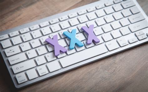 Teclado de computador com símbolos xxx Foto Premium