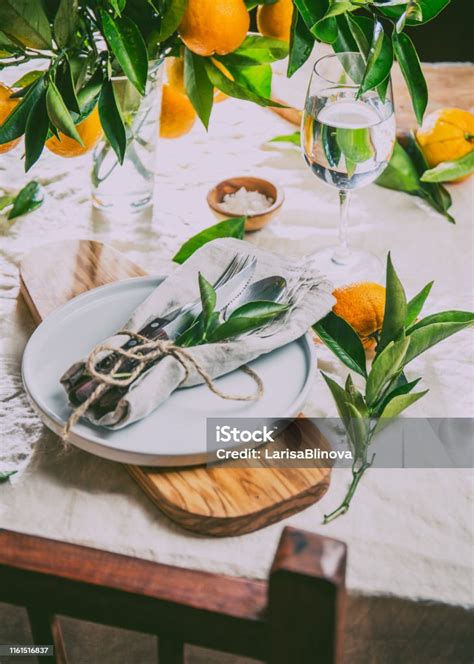 흰색 접시 칼 붙이 린넨 냅킨과 흰색 린넨 식탁보에 오렌지 나무 분기 장식 테이블 설정 닫아 테이블 세팅 및 헤어 테이블 0명에 대한 스톡 사진 및 기타 이미지 Istock