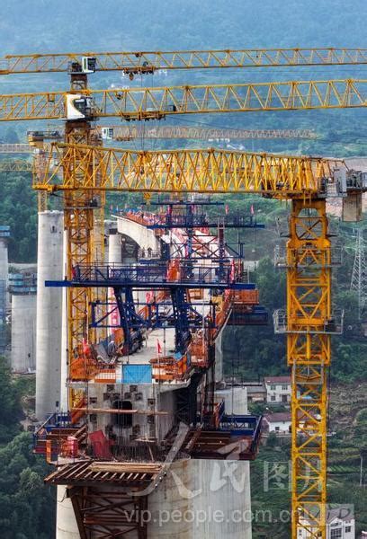 湖北秭归：三峡枢纽茅坪港疏港铁路九里特大桥连续梁中跨顺利合龙 人民图片网