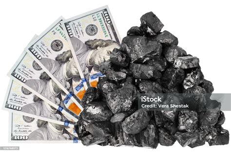 석탄 더미와 백색 배경에 백 달러 지폐 가까이 고립 검은 석탄 바위 돈 번들 광물 화석 연료 가격 개념 무연탄 광산 산업 전력 및 에너지 배너 0명에 대한 스톡 사진 및