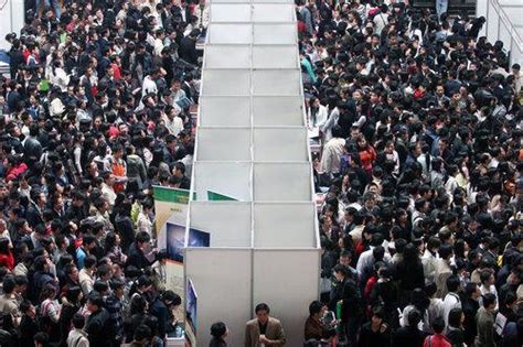 武汉高校毕业生招聘会开场 求职现场火爆 组图 资讯凤凰网