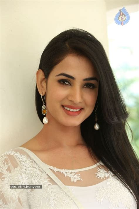Sonal Chauhan Hot Photos Photo 85 Of 100
