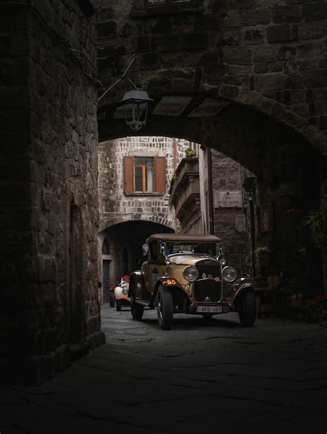 골동품 자동차 구시가지 돌 골목길 레트로 자동차 매력적인 거리 모터쇼 문화 유산 빈티지 자동차 빈티지 차량 석조 건물 석조 벽돌 슈퍼카 시대 차량