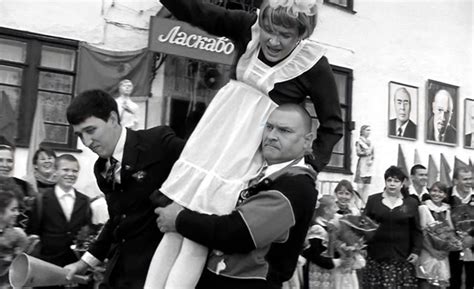 В образі школярки Вєрка Сердючка оприлюднила жартівливі знімки