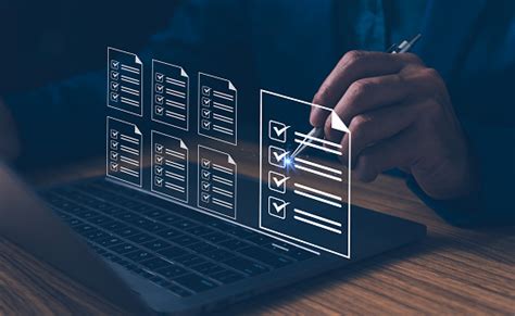 노트북 화면의 디지털 체크리스트 비즈니스의 생산성 및 기술 개념 체크리스트 및 클립보드 작업 관리 온라인 설문조사 양식 작성