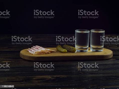 베이컨과 절인 오이가있는 나무 판에 차가운 보드카가있는 두 개의 안개 가있는 안경 전통 러시아 간식 0명에 대한 스톡 사진 및 기타 이미지 Istock
