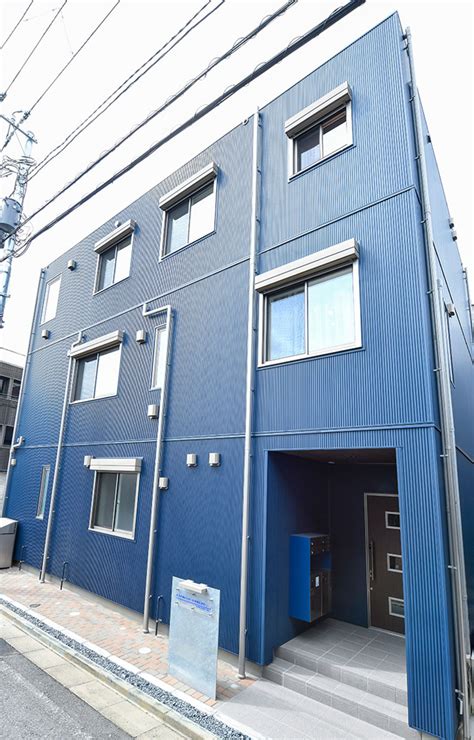 おしゃれな青い外壁が特徴的な3階建てモダンアパートの外観 事例写真「ブルーガルバリウム鋼板外壁のスタイリッシュな賃貸併用住宅 」｜注文住宅のハウスネットギャラリー