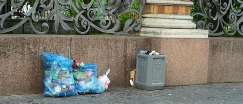 공원 울타리에 쓰레기 통이 넘쳐나고 쓰레기 봉투 3개가 가득 합니다 0명에 대한 스톡 사진 및 기타 이미지 0명 가득 찬 가방 Istock