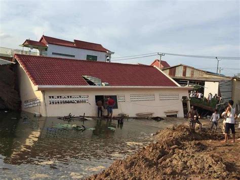 ផ្ទះថ្មមួយខ្នងស្រុតចូលក្នុងទឹក ដូចព្រះធរណីស្រូបបង្កការភ្ញាក់ផ្អើលប្រជាពលរដ្ឋនៅ សង្កាត់ព្រែកលៀប