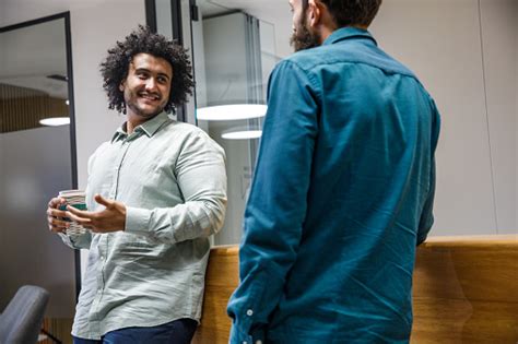 리셉션 옆에 서서 커피 를 마시며 대화를 나누는 두 명의 남성 동료 토론에 대한 스톡 사진 및 기타 이미지 토론 2명 서 있기 Istock