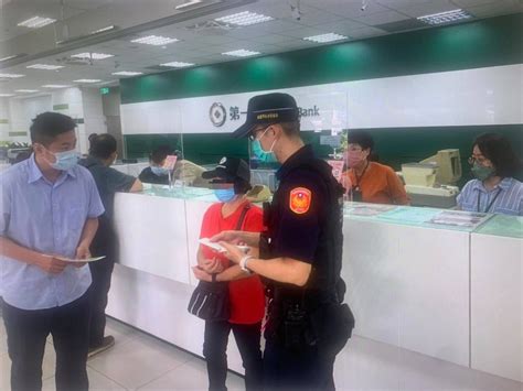 桃園市大溪區1名63歲邱姓婦人，本8月初於臉書社團認識1名陳姓男網友，網友要求婦人幫忙支付寄送行李箱運費，並誆稱要來台與婦人結婚。深信不疑