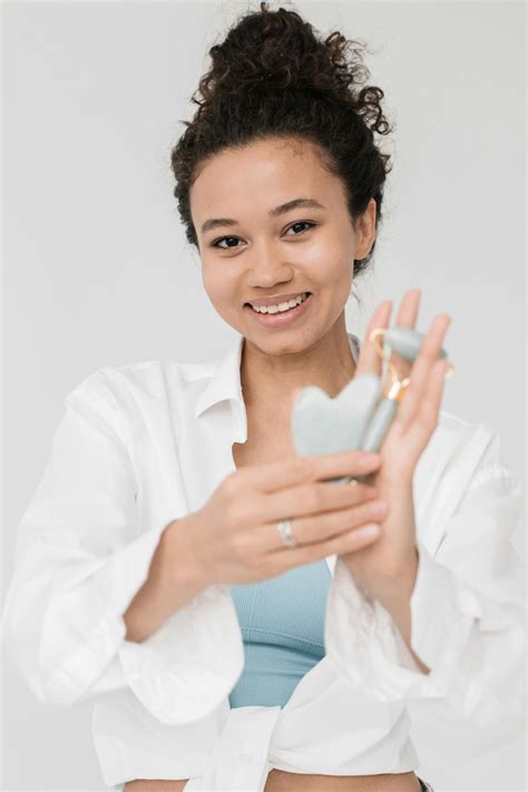 건강과 웰빙 고급 스킨케어 고요한 아름다움 괄사 돌 구 아샤 단색 배경 동적 조명 모던 뷰티 미니멀리스트의 아름다움 미용 도구 미용 사진 미용 제품