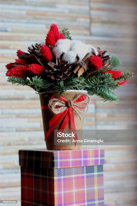 붉은 꽃과 녹색 전나무 가지 콘 및 계 피와 붉은 나비 삼 베 자루에 흰색 면의 꽃다발 갈색에 대한 스톡 사진 및 기타 이미지 갈색 계절 계피 Istock