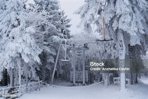독일 헤센주 렌의 바세르쿠페 산에 있는 겨울 숲의 눈 속에서 스키 리프트 스테이션 0명에 대한 스톡 사진 및 기타 이미지 0명 1월 가문비나무 Istock