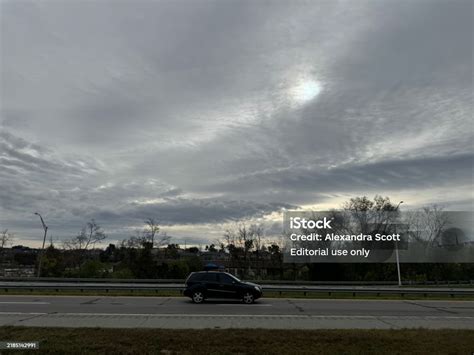 나무가 있는 흐린 하늘 아래 고속도로를 따라 자동차가 달리고 있습니다 가을에 대한 스톡 사진 및 기타 이미지 가을 거리 경관 Istock