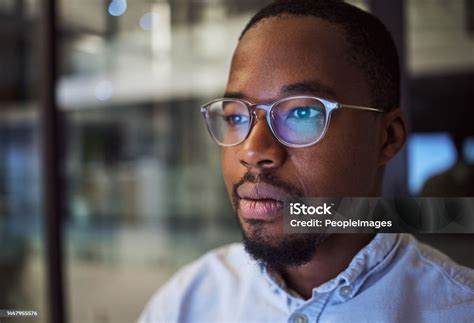 야간 투시경 눈 건강 관리 웰빙 또는 혁신을 위해 안경과 컴퓨터 반사를 가진 정보 기술 사업가 사무실 흑인 프로그래머 독서 온라인 코드 소프트웨어 개발 눈 신체 부분에 대한