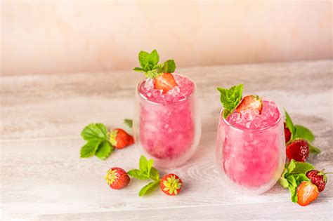 신선한 딸기 칵테일 딸기와 얼음 조각을 곁들인 신선한 여름 칵테일 밝은 분홍색 배경에 딸기 소다 음료 유리 0명에 대한 스톡