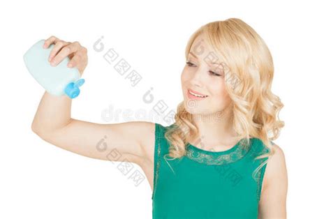 漂亮的金发女郎手里拿着一瓶化妆品图片 包图网企业站