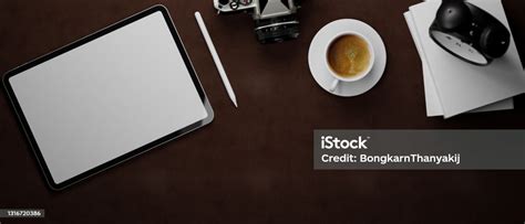 3d 렌더링 카메라 커피 컵 및 용품이있는 가죽 배경에 모형 화면이있는 태블릿 0명에 대한 스톡 사진 및 기타 이미지 0명 3차원 형태 가죽 Istock