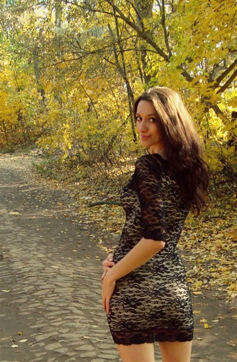 Красотка в сетчатом платье Фото девушек в колготках мини юбках и купальниках стильные образы