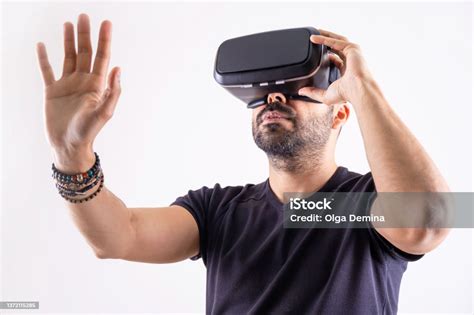 Vr 안경 헤드셋 제스처 초상화에 젊은 남자 가상 현실 미래 기술 교육 비디오 게임 3차원 형태에 대한 스톡 사진 및 기타