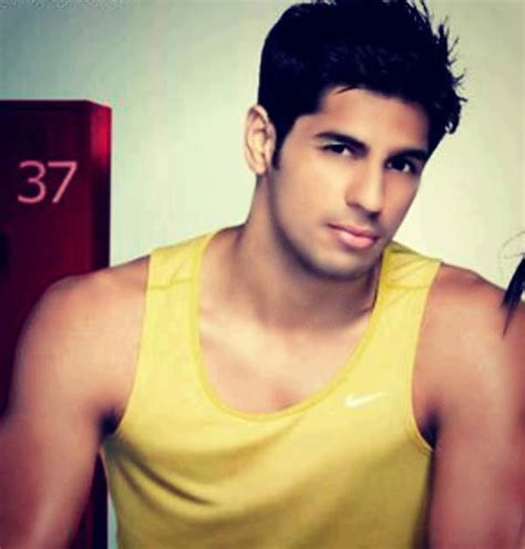 Hot Body Shirtless Indian Bollywood Model And Actor Siddharth Malhotra