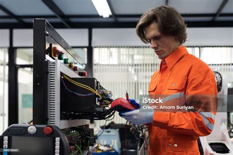 남성 전기 기술자는 건물의 전기 시스템을 점검 수리 유지 보수합니다 제어실에서 작동 전기 시스템을 사용하는 전기 계량기를 사용하는 남성 전기 기술자 엔지니어에 대한 스톡