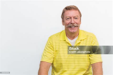 흰색 배경에 고립 된 복사 공간을 가진 건강한 행복한 미소 노인 백인 노인의 초상화 골든 에이지 헬스케어 쾌활한 라이프 스타일 자유 휴식 은퇴 개념 65 69세에 대한 스톡