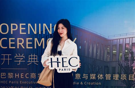 朱珠晒开学典礼随拍 穿白衬衫清爽简约学生气息足 搜狐大视野 搜狐新闻