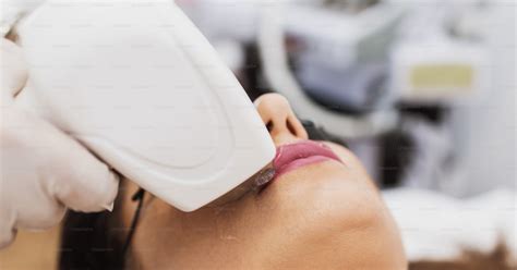 얼굴 피부 제모 치료를 받는 젊은 아름다운 여성 현대 바디 케어 및 화장품 개념입니다 사진 Unsplash의 세르비아 이미지