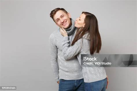 귀여운 젊은 회색 스웨터 스카프 함께 회색 벽 배경 스튜디오 초상화에 고립에서 여자 남자 커플 건강 한 라이프 스타일 아픈 아픈 질병 치료 추운 계절 개념 복사 공간을