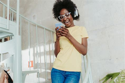 캐 쥬얼을 입고 팔에 핸드폰을 유지 하는 아프리카 레이디의 절반 길이 갈색 머리에 대한 스톡 사진 및 기타 이미지 갈색 머리 곱슬 머리 긍정적인 감정 표현 Istock