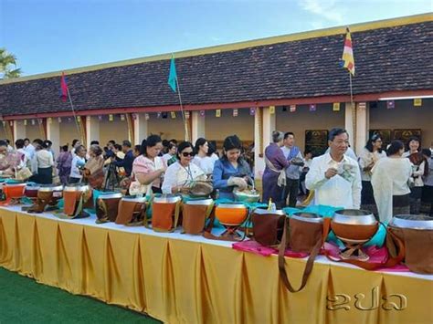 ການນໍາພັກ ລັດ ຮ່ວມໃສ່ບາດ ໃນ ບຸນນະມັດສະການພະທາດຫລວງວຽງຈັນ