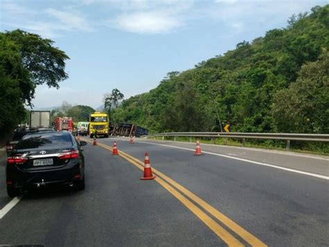 G1 Carreta Com Pedras Tomba E Motorista Se Fere Na Br 101 No Es
