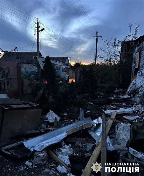 Поліція показала наслідки обстрілу Нікополя під час якого було поранено 5 річну дитину