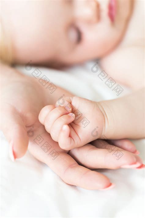 母亲抱着婴儿的手图片 包图网企业站