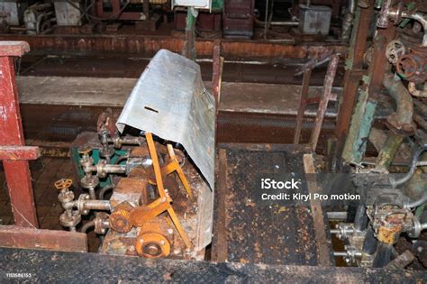 큰 장비 플랜지 및 호스 펌프의 금속 철 파이프와 버려진 된 산업 쓸모 없는 화학 석유 화학 공학 정유 공장에서 오래 된 녹슨 폐쇄 필 링가 게 0명에 대한 스톡 사진 및