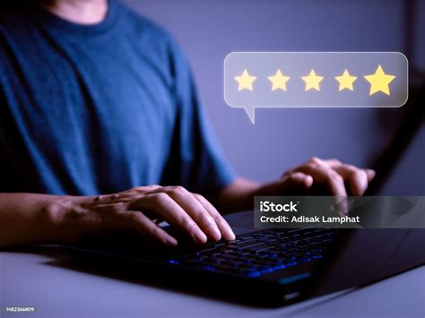 고객 만족도 조사 피드백은 비즈니스 마케팅에서 서비스 품질을 평가하는 데 매우 중요하며 우수한 평가 및 리뷰의 개념은 고객 평가의 핵심 지표입니다 개념에 대한 스톡 사진 및