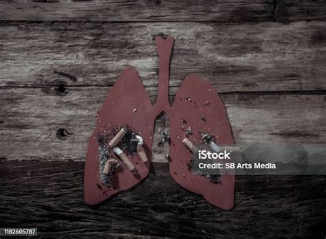 소박한 배경에 고립 된 빨간 폐에 담배 스텁과 레코딩의 개념적 이미지 담배와 폐암의 광고 스타일 의료 경고 금연 및 흡연 은 캠페인을 죽인다 0명에 대한 스톡 사진 및 기타