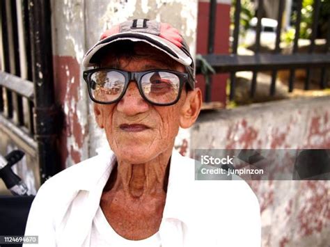 장애를 가진 남자 그의 휠체어에 앉아서 카메라에서 보이는 Capital Region에 대한 스톡 사진 및 기타 이미지 Capital Region Greater