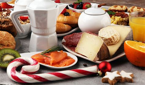 조식은 커피 오렌지 주스 크루아상 시리얼 과일 등으로 제공됩니다 균형 잡힌 식단 크리스마스에 유럽식 아침 식사 0명에 대한 스톡 사진 및 기타 이미지 Istock