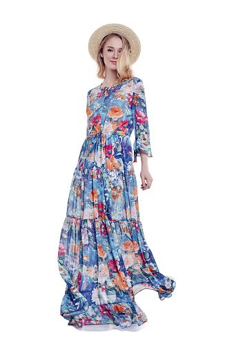 밀 짚 모자에 긴 다채로운 꽃 드레스 패션 모델 소녀 전체 길이 초상화 흰색 배경에 고립 캐주얼 여름 거리와 해변 스타일입니다