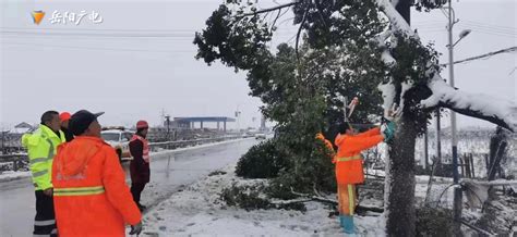 岳阳市交通执法人员除雪抗冰保洞庭湖大桥畅通