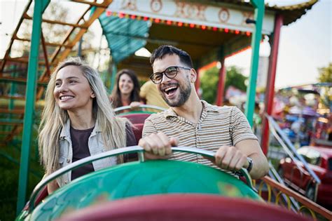 놀이 공원에서 롤러 코스터에서 즐거운 시간을 보내는 젊은 쾌활한 커플 남자에 대한 스톡 사진 및 기타 이미지 남자 롤러코스터 실제 인물 Istock