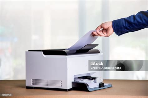 사무실에 프린터 복사기 스캐너 시트 용지와 제록스 복사기를 인쇄하는 문서를 스캔하기 위한 작업장 복사기 기계 Revolution에 대한 스톡 사진 및 기타 이미지 Istock