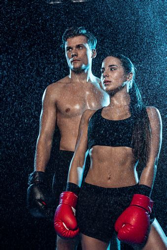 물 방울 밑에 서 있는 권투 장갑에 있는 2 개의 권투 선수 및 까만에 멀리 보고 2명에 대한 스톡 사진 및 기타 이미지 2명 검정색 배경 권투 글러브 Istock