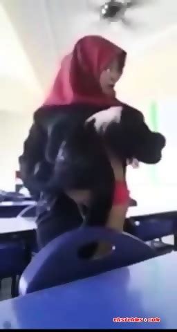 Malay Cikgu Bertudung Ramas Tetek Dlm Kelas